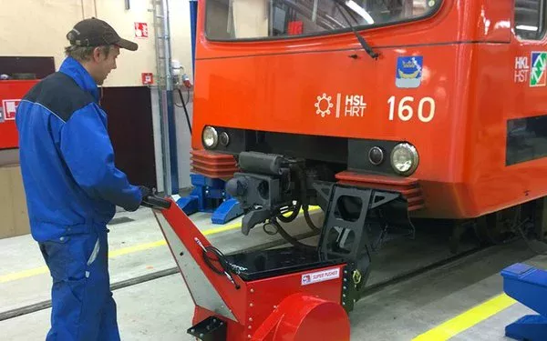 Le remorqueur électrique maintient la chaîne de production sur les ...